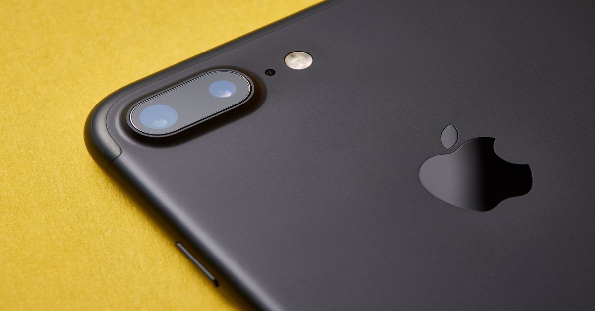Apple iPhones to come with 3D Cameras next year