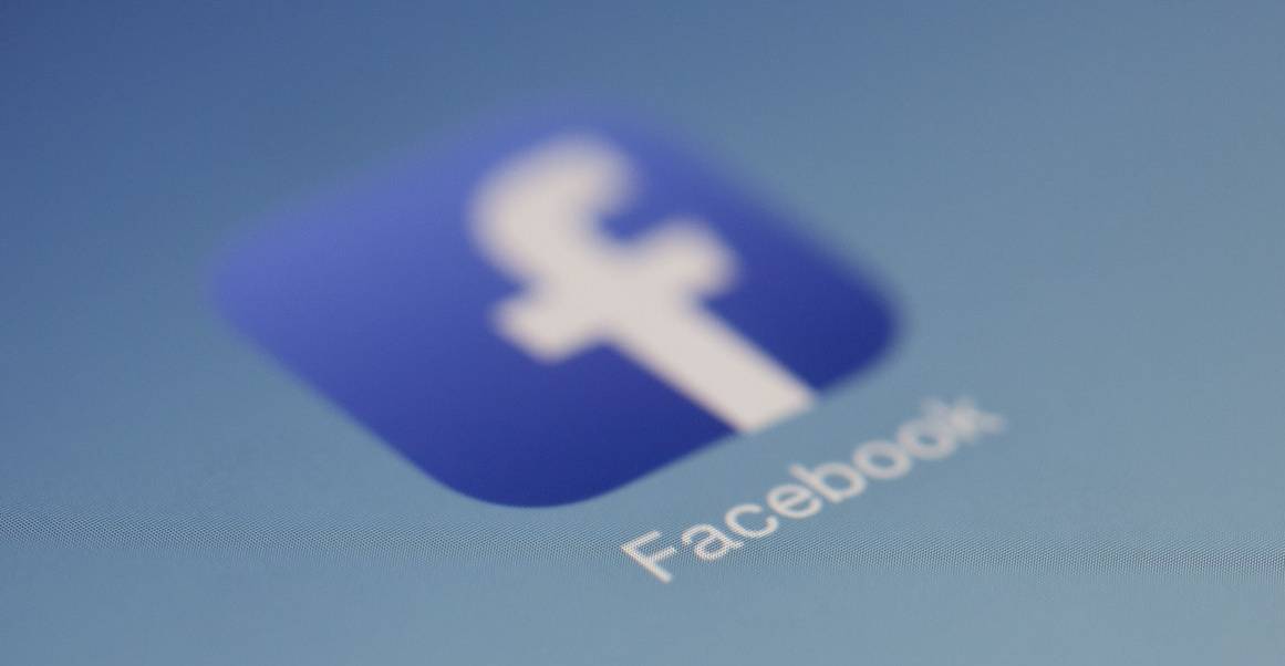 How to hide online status on Facebook? So that you are offline and private.