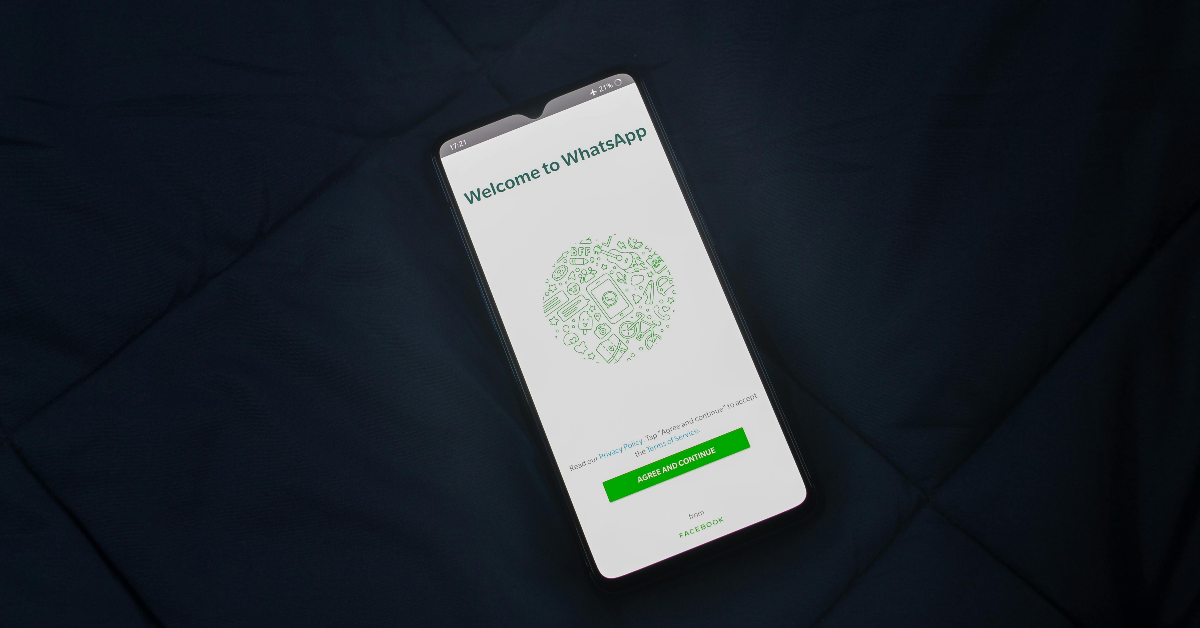 On Pixel 8 and Pixel 8 Pro, WhatsApp now supports face unlock, passkey ...